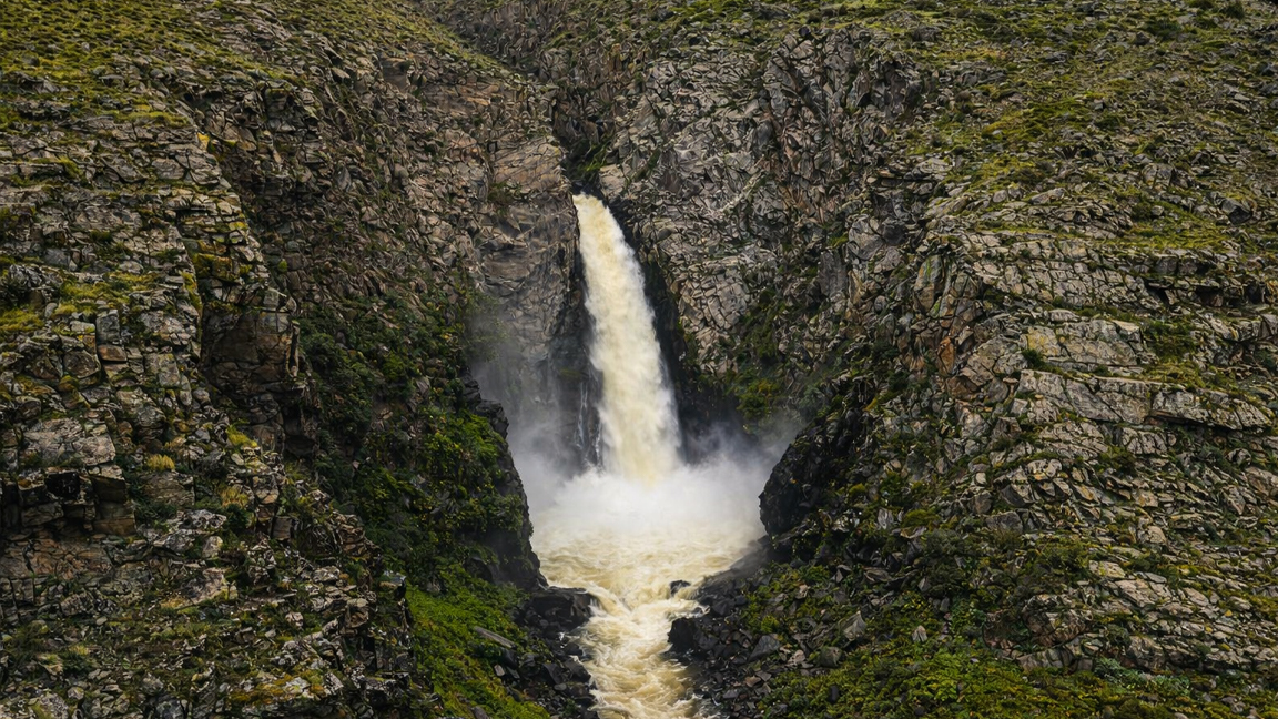 Impresionante cascada entre acantilados de montaña