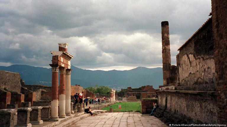 Previously unseen ancient graffiti reveals scenes of everyday life in ...
