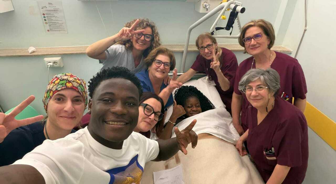 Lameck Banda, la foto in sala parto con la moglie dopo la nascita della ...