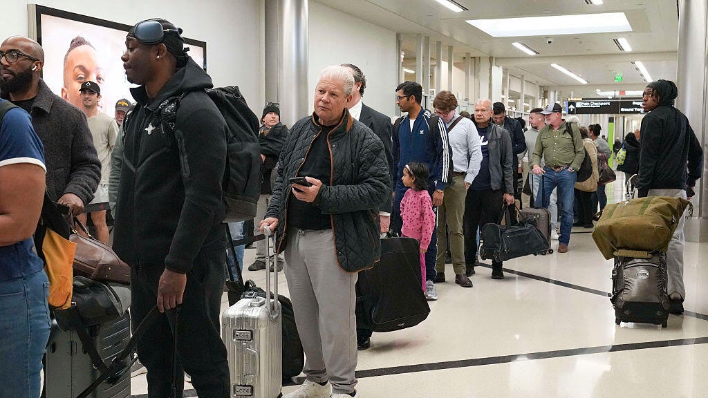 Long TSA lines and hundreds of flight cancellations continue to disrupt ...
