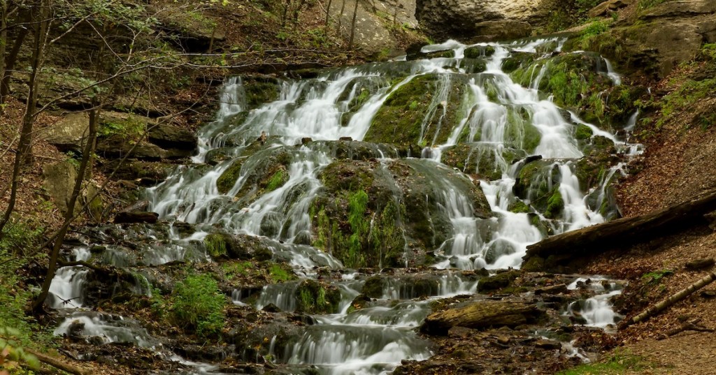 8 Iowa Airbnbs near waterfall trails you'll want to explore