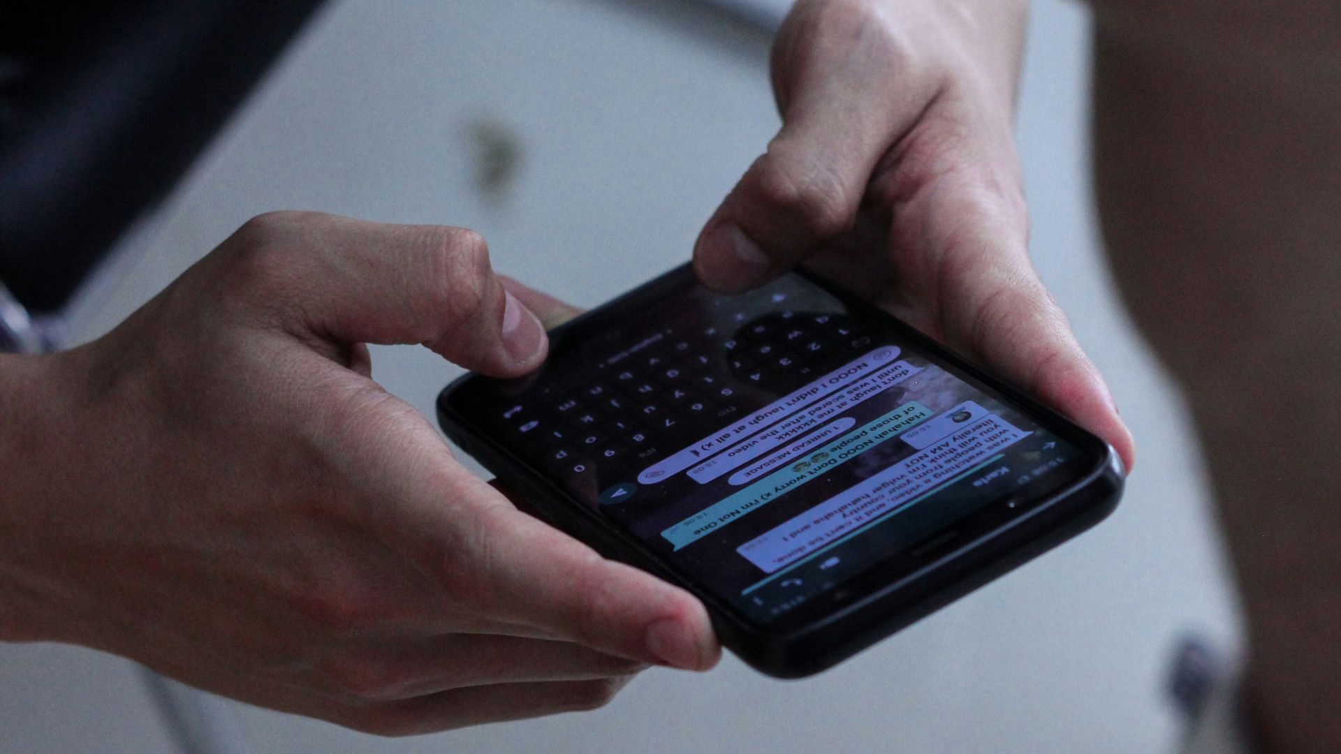 10 texting habits that build attraction & 10 that quietly kill it