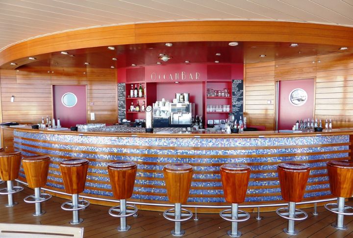 15 bar etiquette tips every patron should know