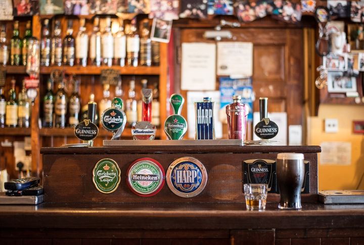 15 bar etiquette tips every patron should know