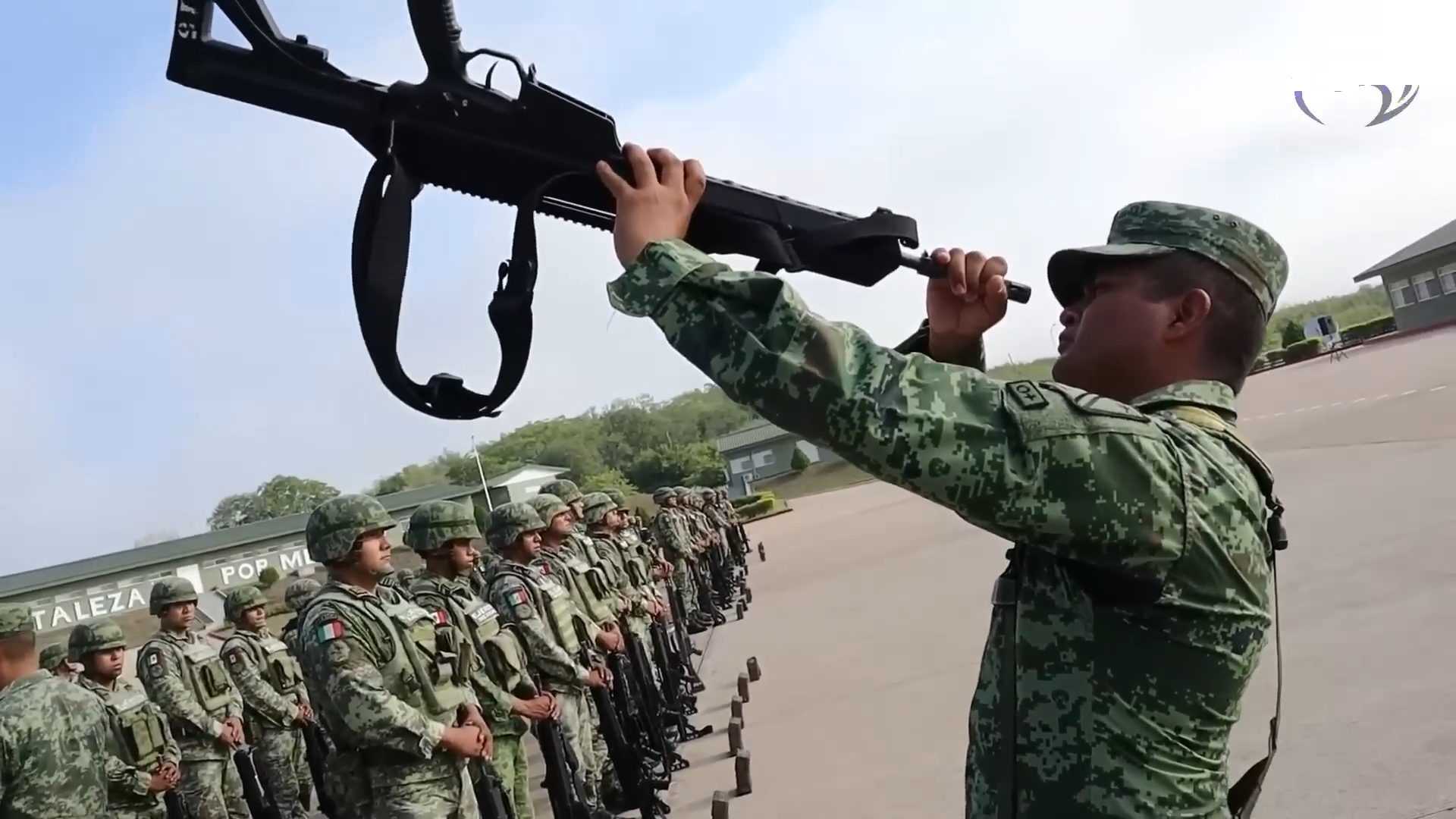 Why the Mexican army uses pickups and Humvees instead of heavy armor in ...