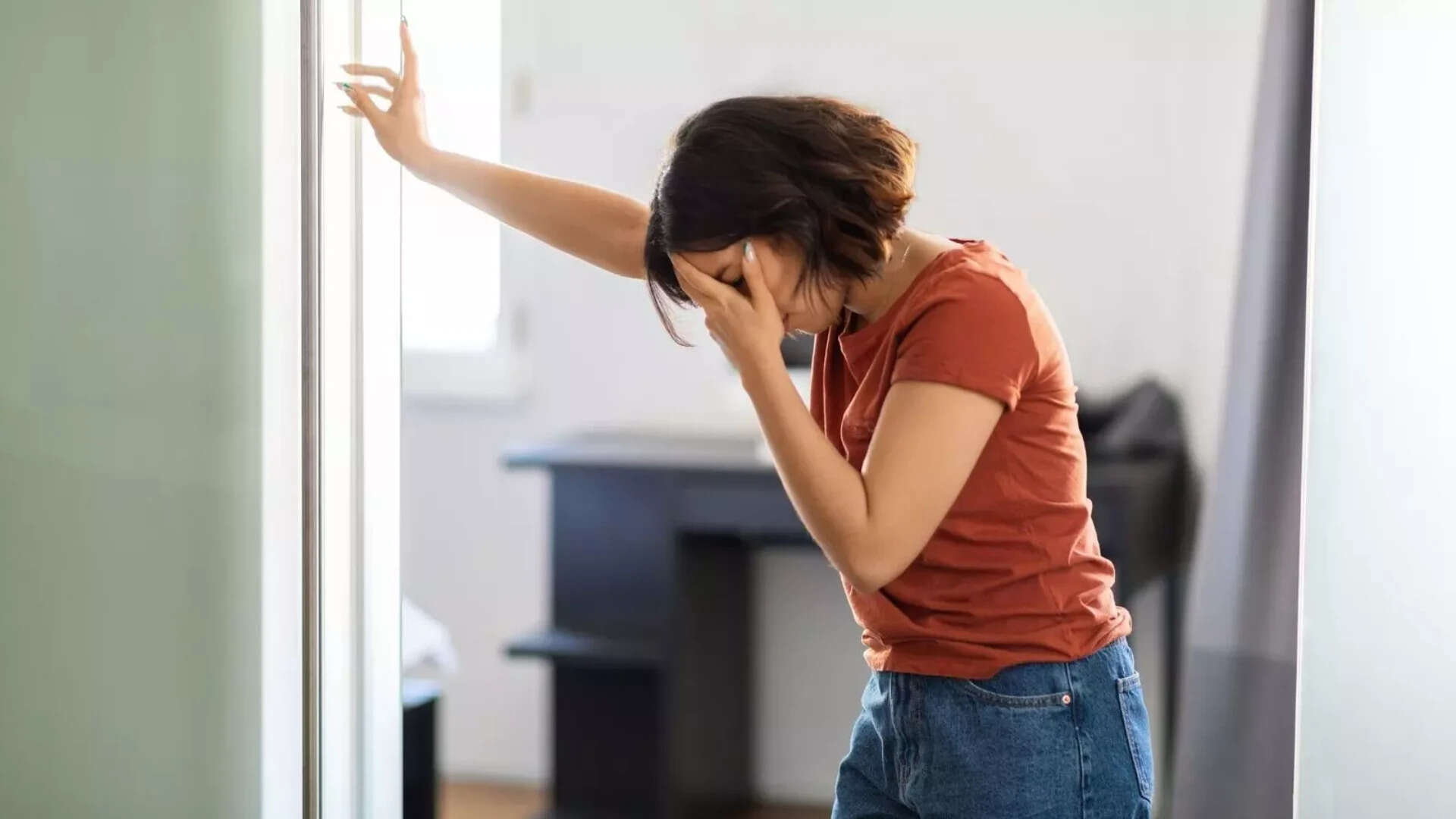 Feeling dizzy when you stand up quickly? Cardiologist explains what it ...