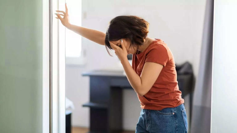 Feeling dizzy when you stand up quickly? Cardiologist explains what it ...