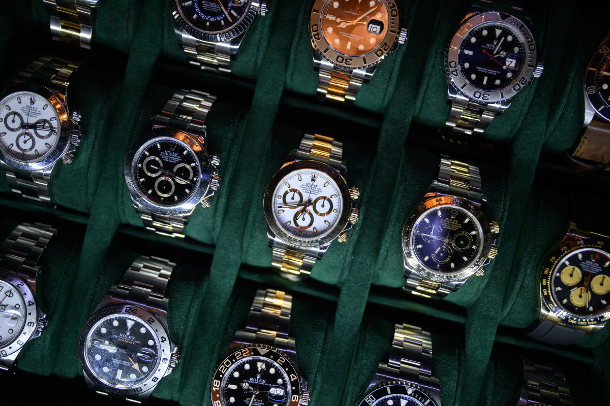Luxury watch dealer and influencer arrested in case of false impersonation