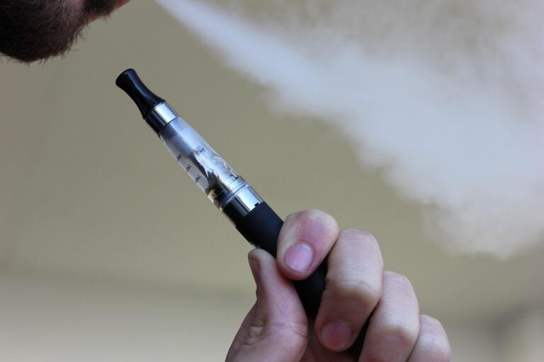 Wetenschappers waarschuwen voor toename chemische risico’s bij vapen