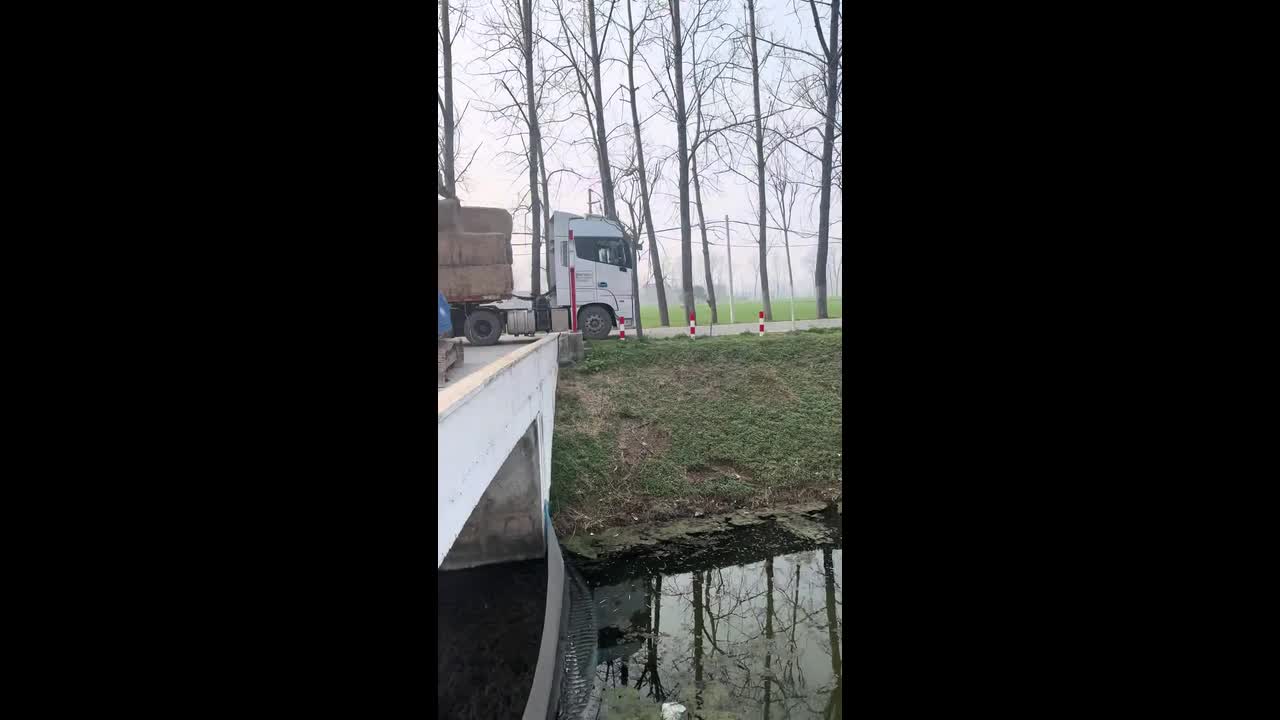 Hay unloading mishap near bridge in Henan, China