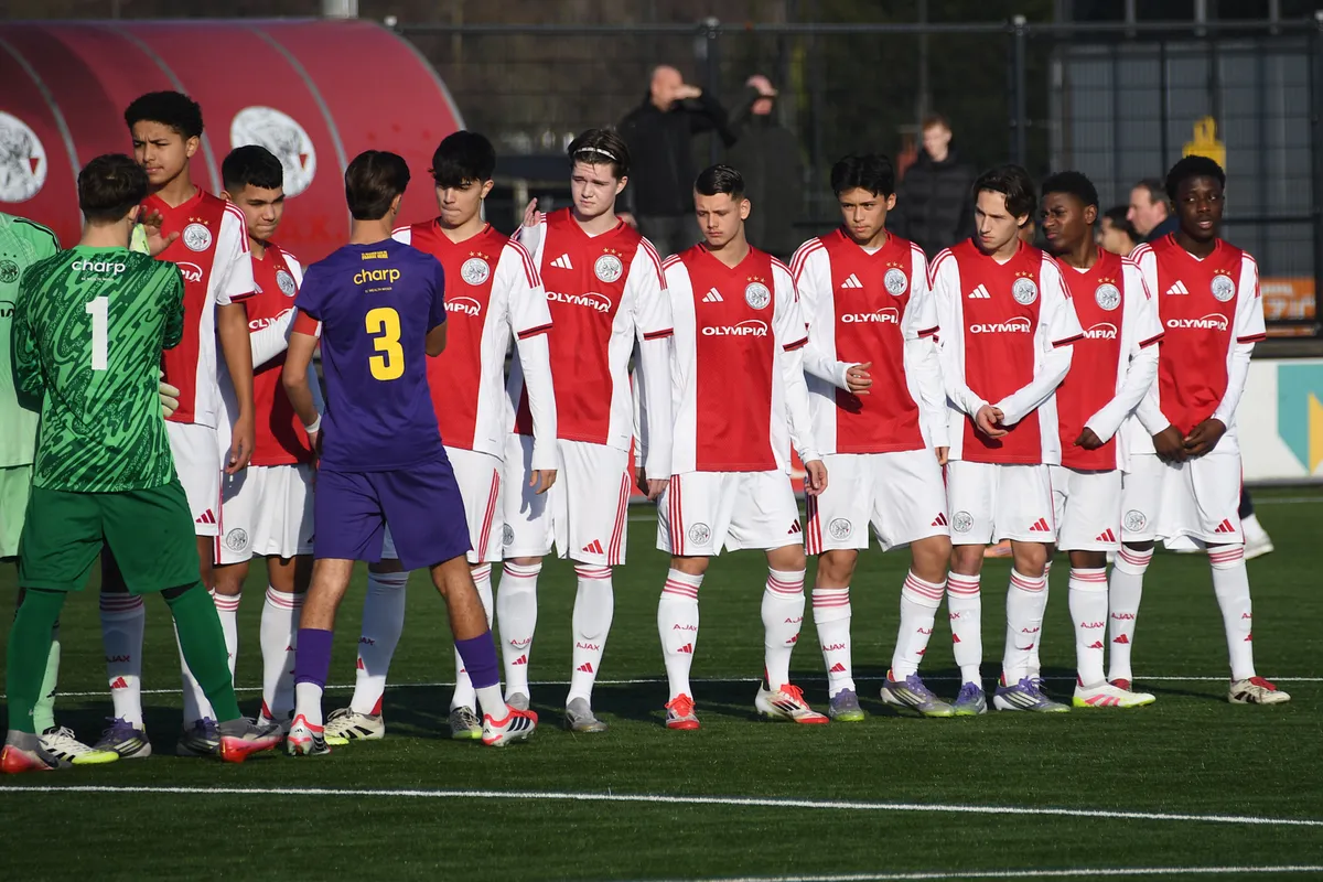 Ajax O17 naar halve finale beker na zege in mini-Klassieker; Ajax O15 ...