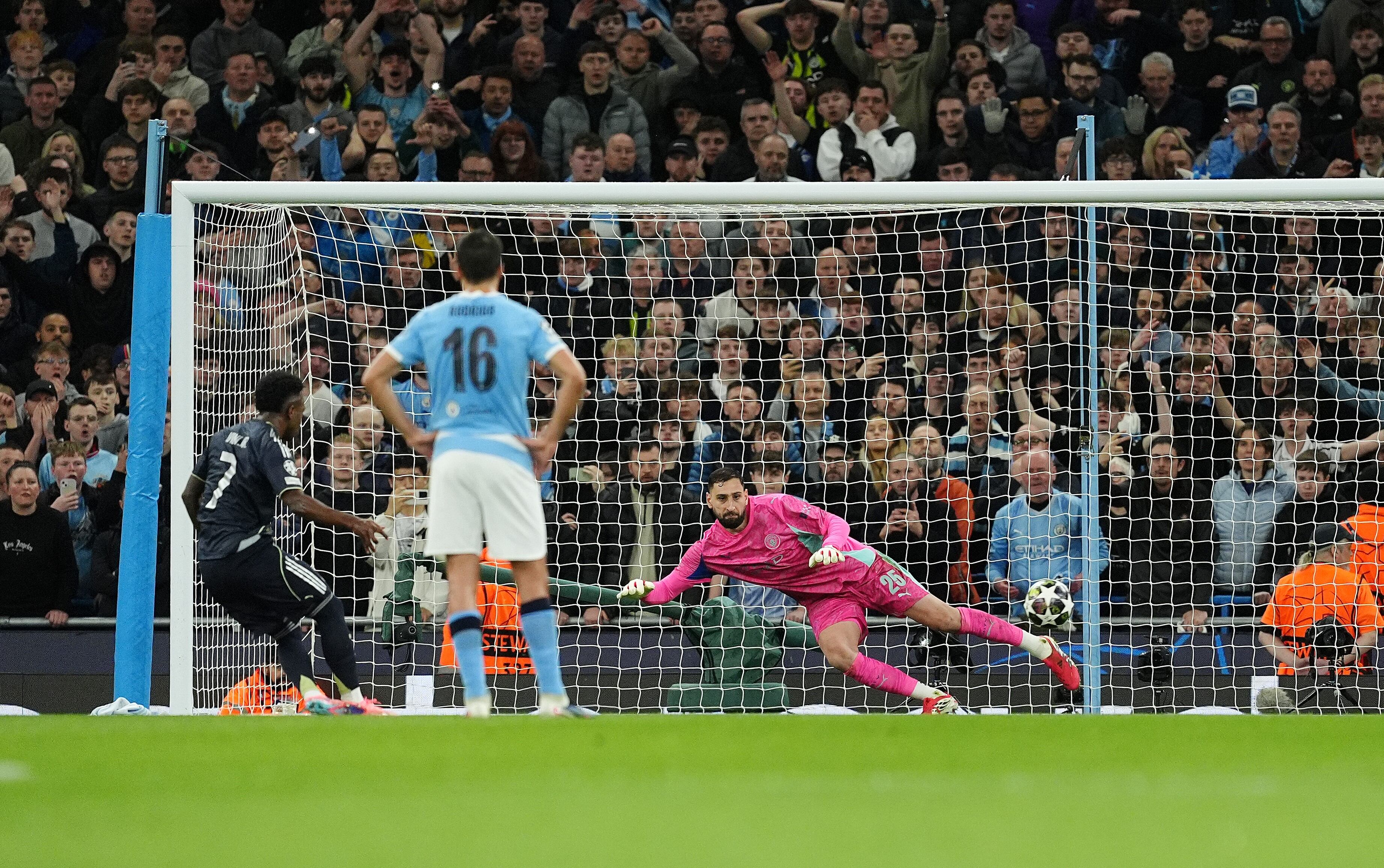 Vinicius aplaca el intento de rebelión del Manchester City