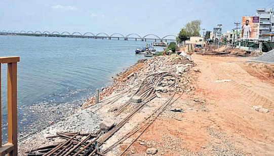 Slow progress of Godavari riverfront works pose threat to river bank in ...