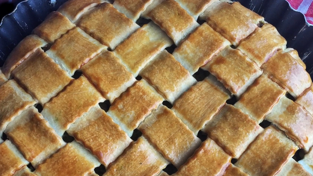 Come decorare una crostata a intreccio: tecnica facile per una finitura ...