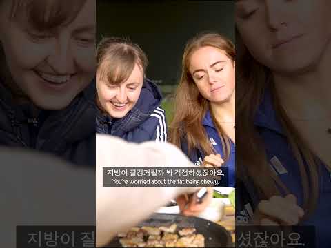 British footballers try Korean BBQ samgyeopsal for the first time ...