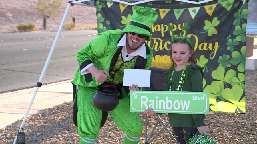 Las Vegas leprechaun marks decade of gold giveaway at end of Rainbow ...