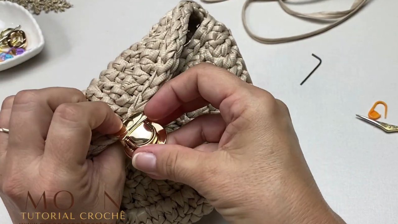 Bolsa de crochê com fio de malha lume e base redonda fácil para iniciantes