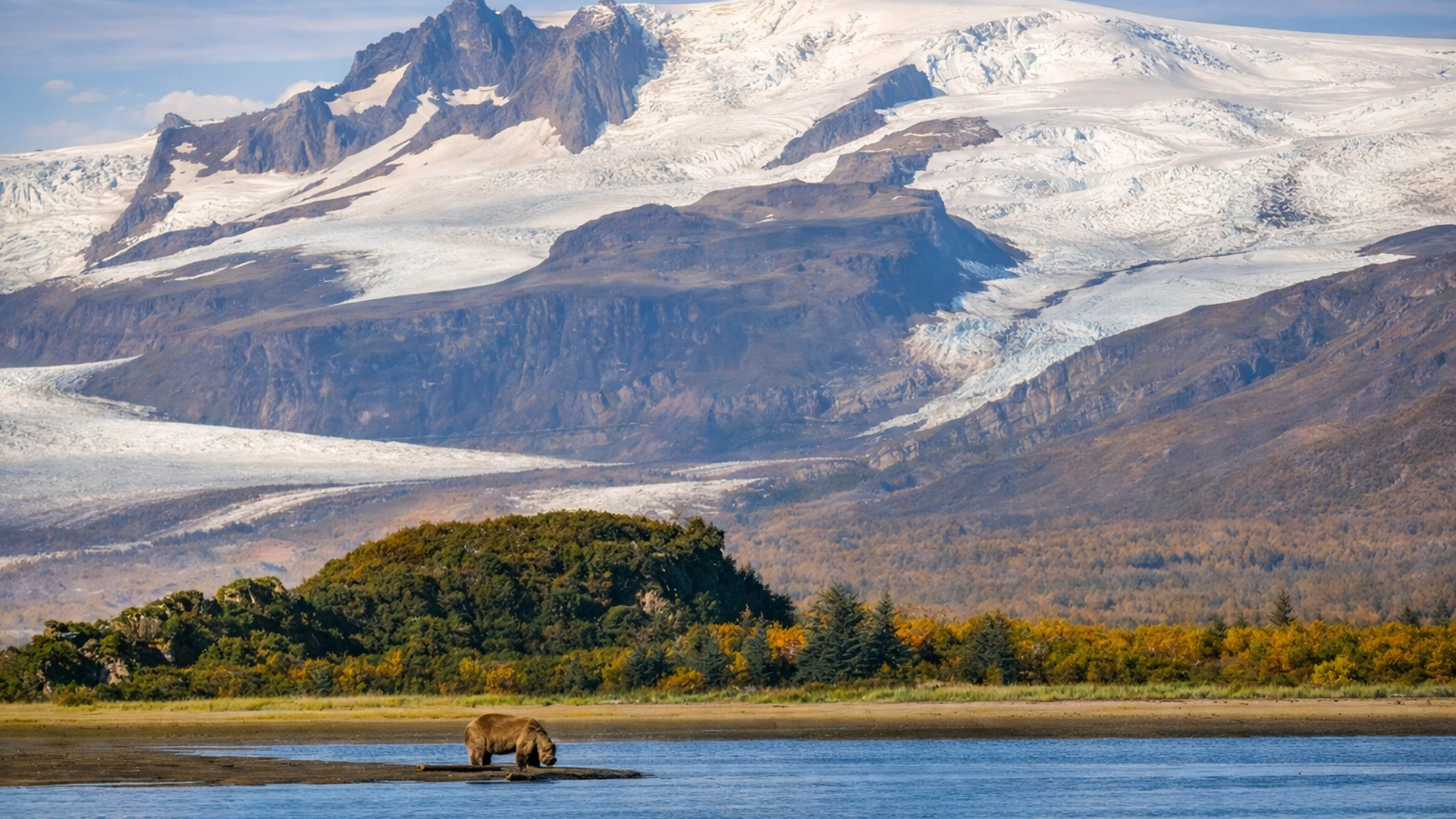 Een afgelegen landschap waar beren langs de rivier jagen