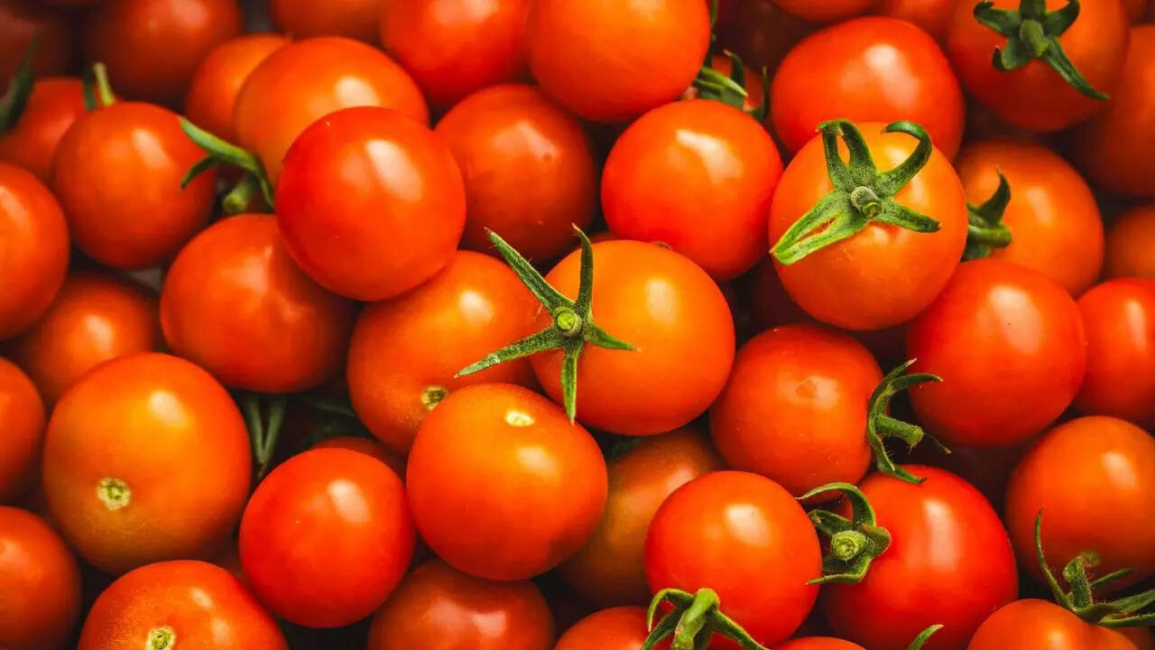 Stop washing tomatoes with plain water; use this trick to remove pesticides