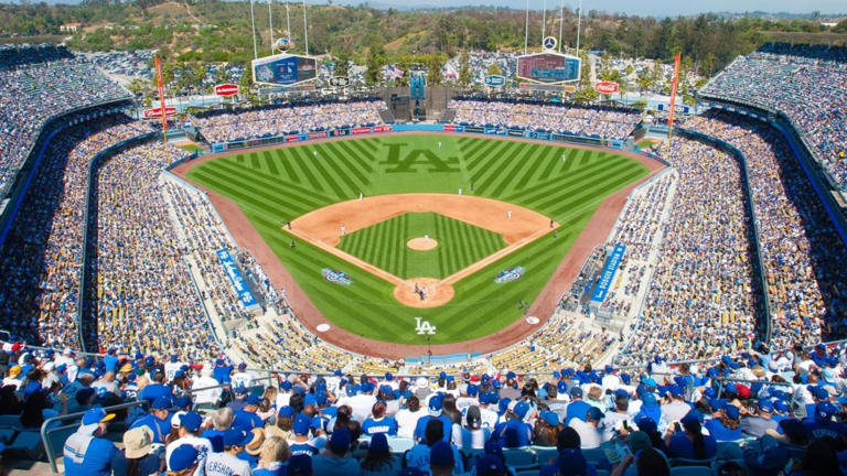MLB: Catfight breaks out in the stands between Dodgers and Giants fans