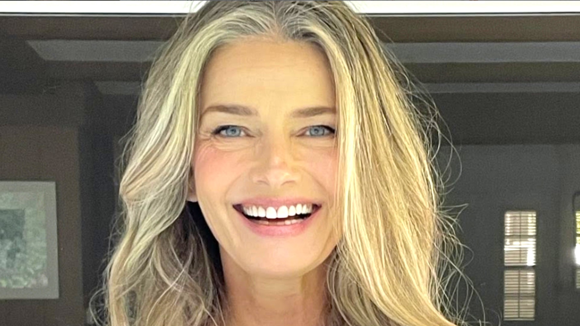 „Ich bin 60 Jahre alt, so sehe ich aus“: Dieses Model präsentiert stolz ...