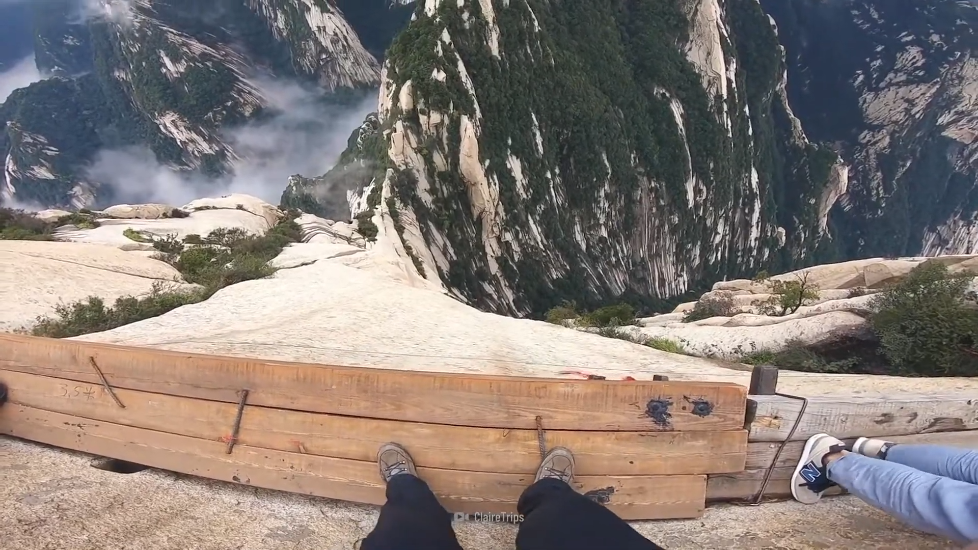 Das sind 30 cm Holz am Hua Shan - Sekunden später stürzt du 2.160 Meter ...