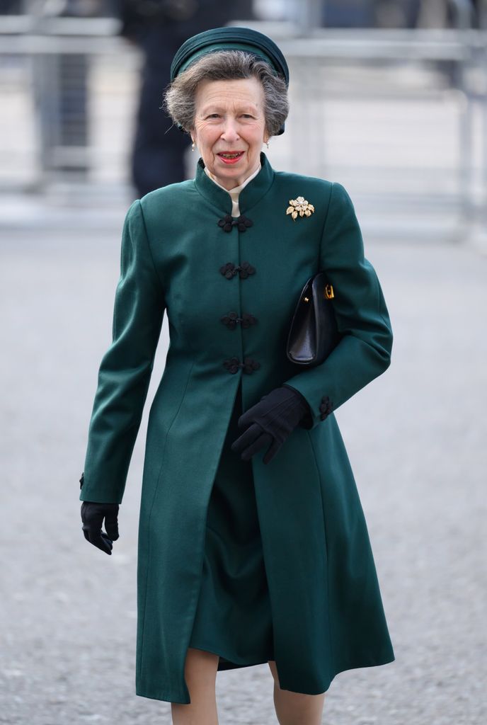 Las estrictas órdenes de la princesa Ana a sus hijos, Zara Tindall y ...