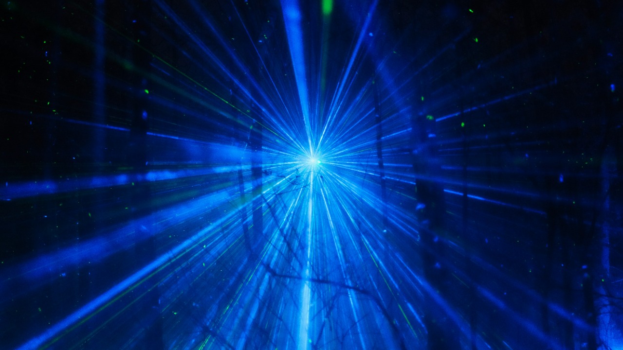 Ultrafast lasers improve diamond single-photon sources for quantum links