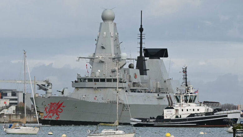 Le destroyer HMS Dragon de la Royal Navy britannique en route vers ...