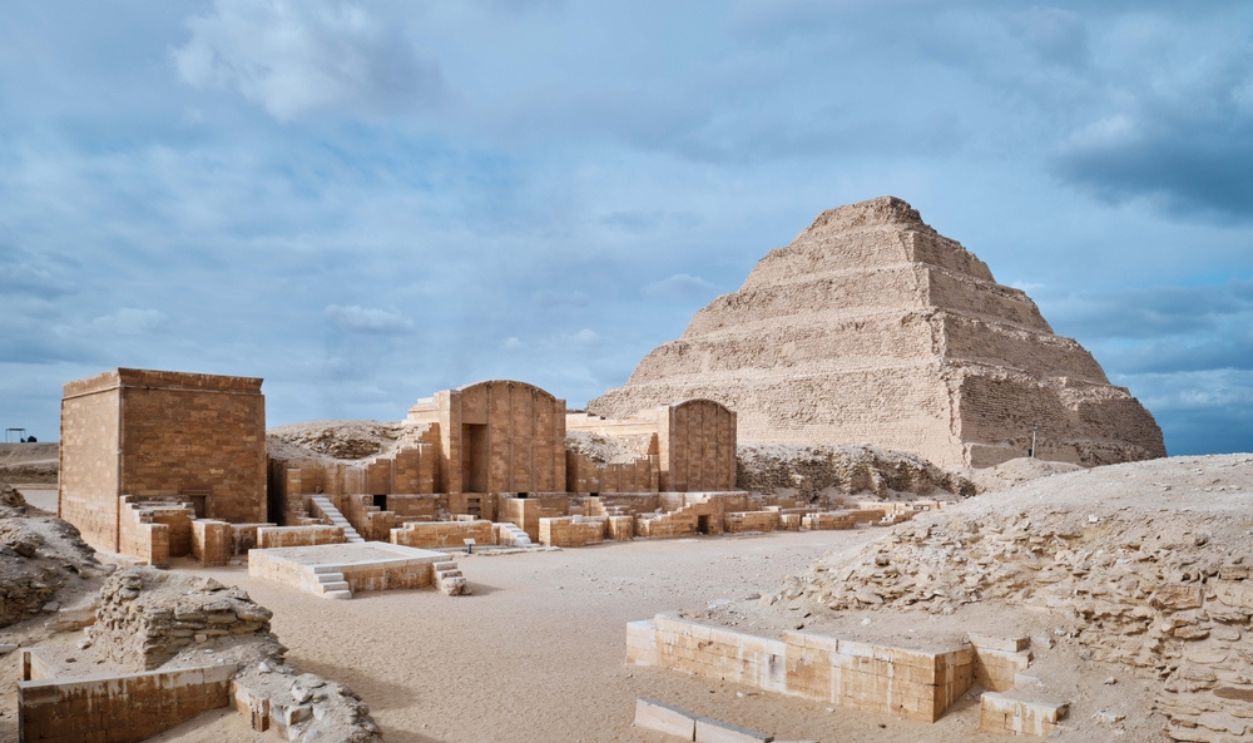 Archaeologists unearth the tomb of an ancient Egyptian physician ...