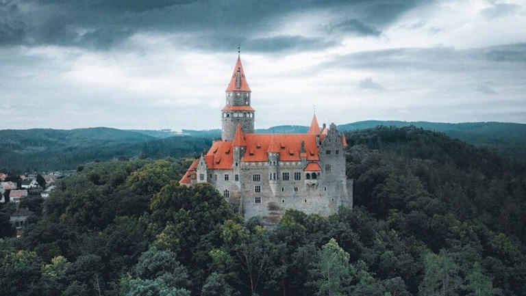 Kam se hrabe Karlštejn. Nejkrásnější český hrad okupují cizinci, Češi ...