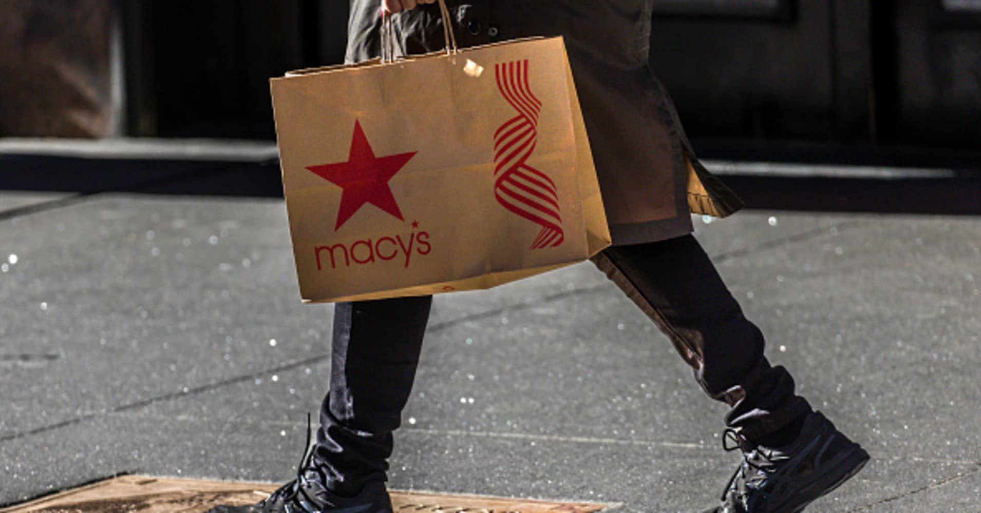 Macy's store revamp shows progress, but company expects sales to fall ...
