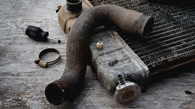 5 signs it's time to replace an engine's radiator hoses