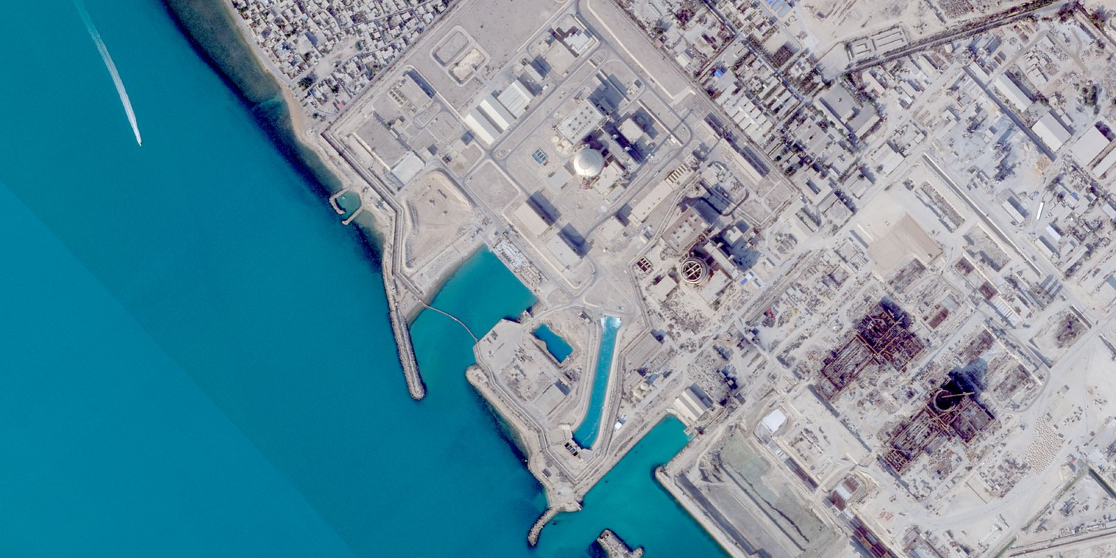 Projektil ska ha slagit ner nära kärnkraftverk i Iran