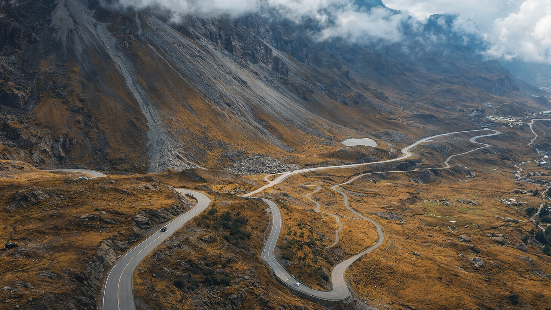 ¿Cómo conducen los autos en carreteras como esta?