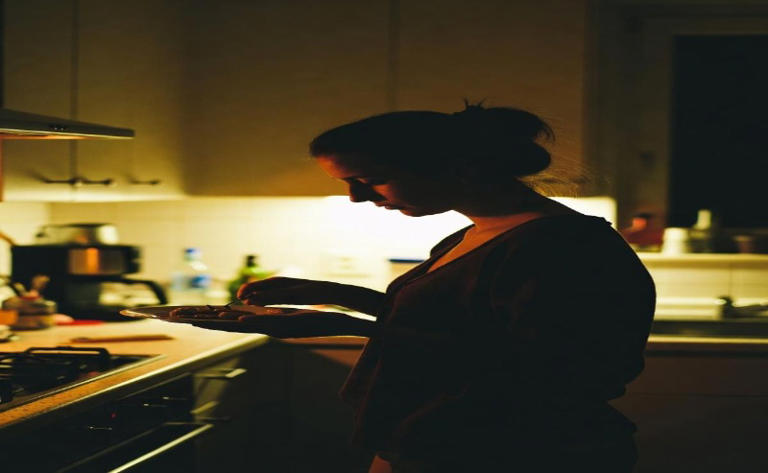 Is it worse to go to bed hungry or eat late at night? Experts reveal ...