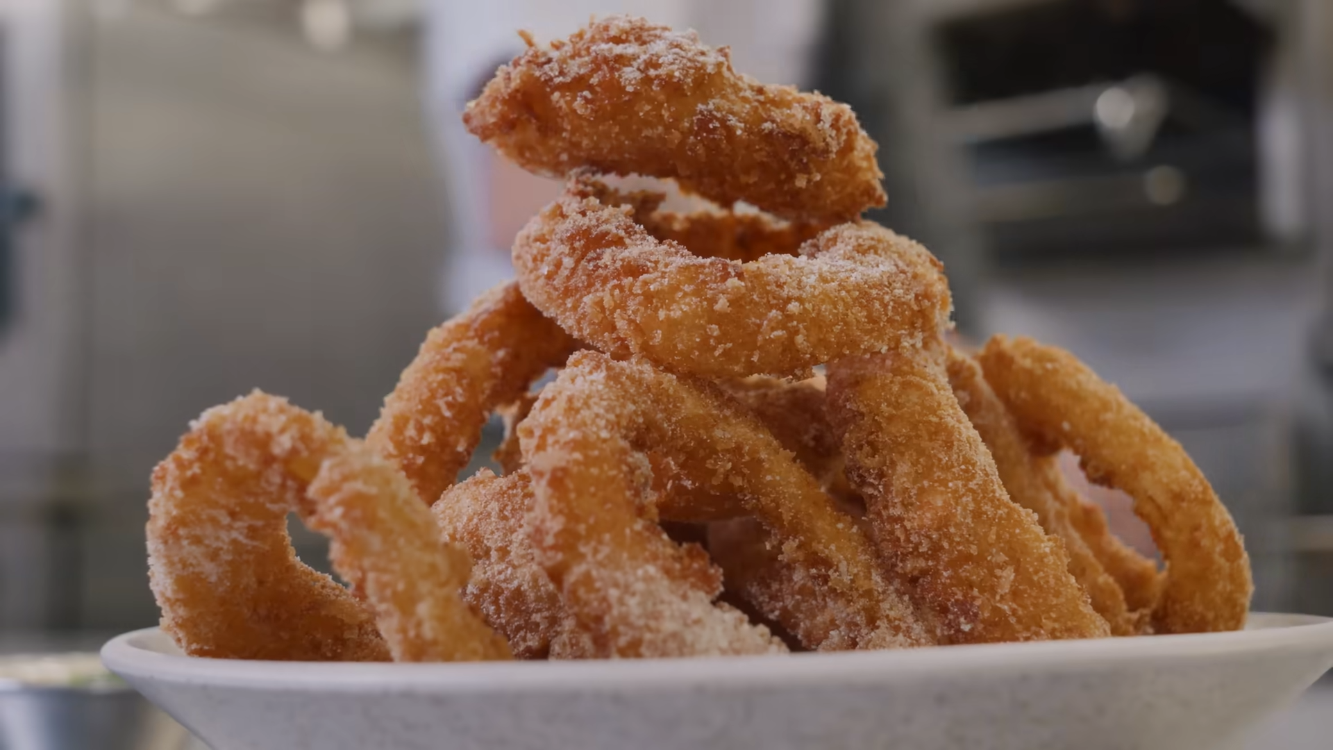 How chefs make perfect onion rings that stay crispy longer