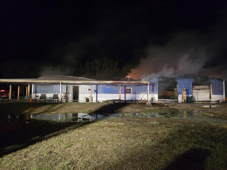 Kansas firefighter injured battling blaze overnight