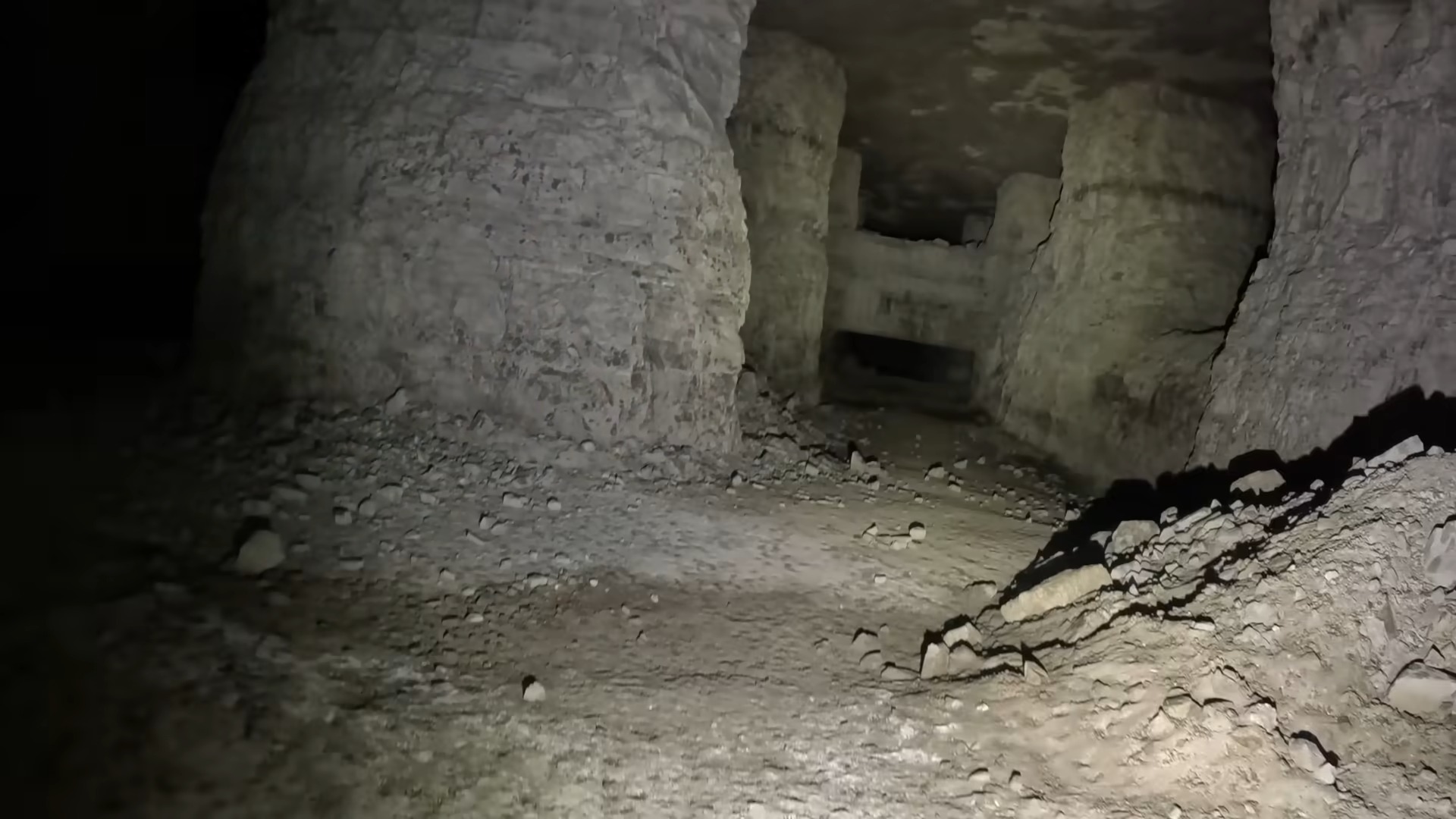 They found a massive underground complex - then reached a green lake ...