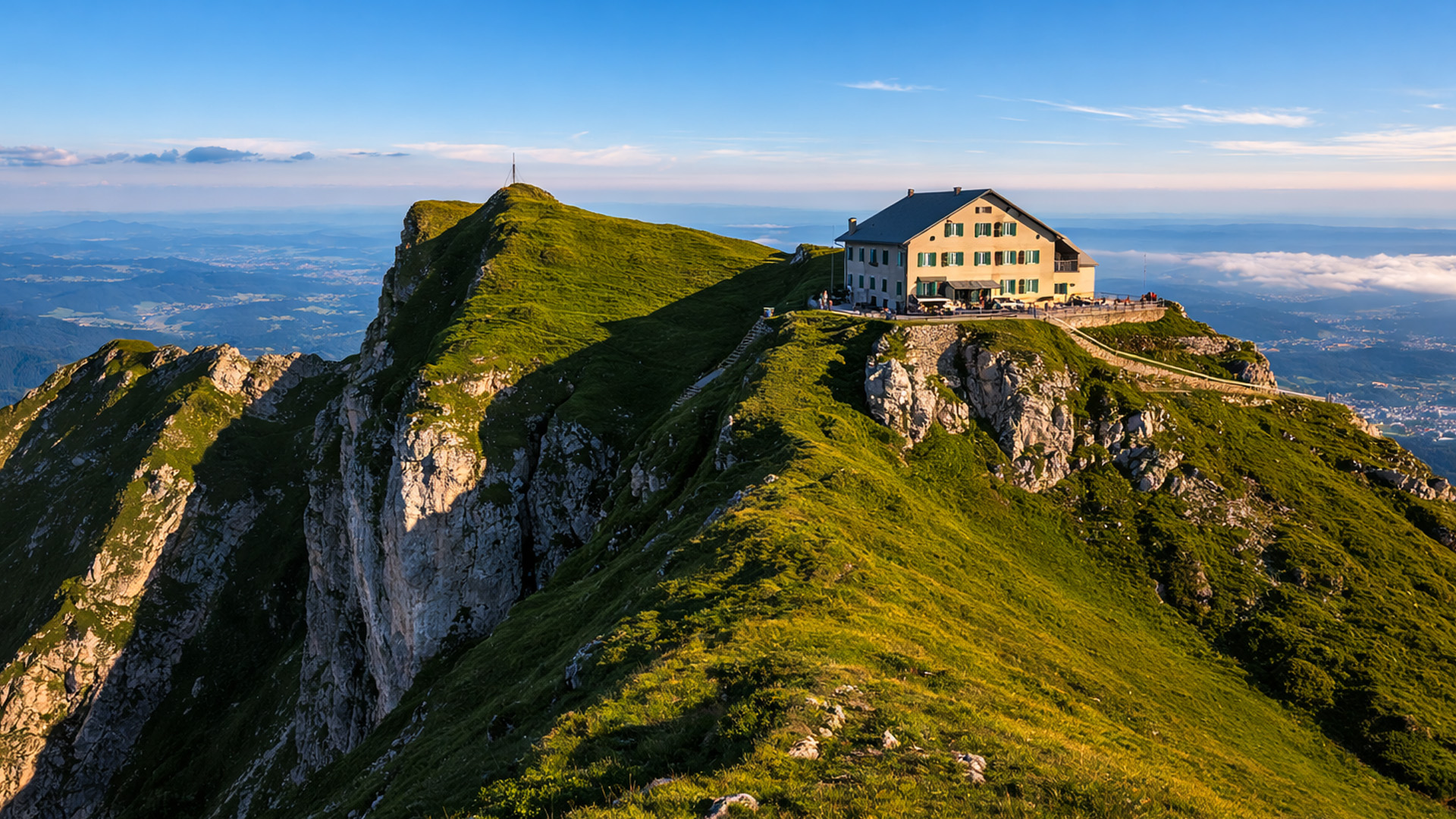 Un refugio construido al borde de un acantilado en los Alpes