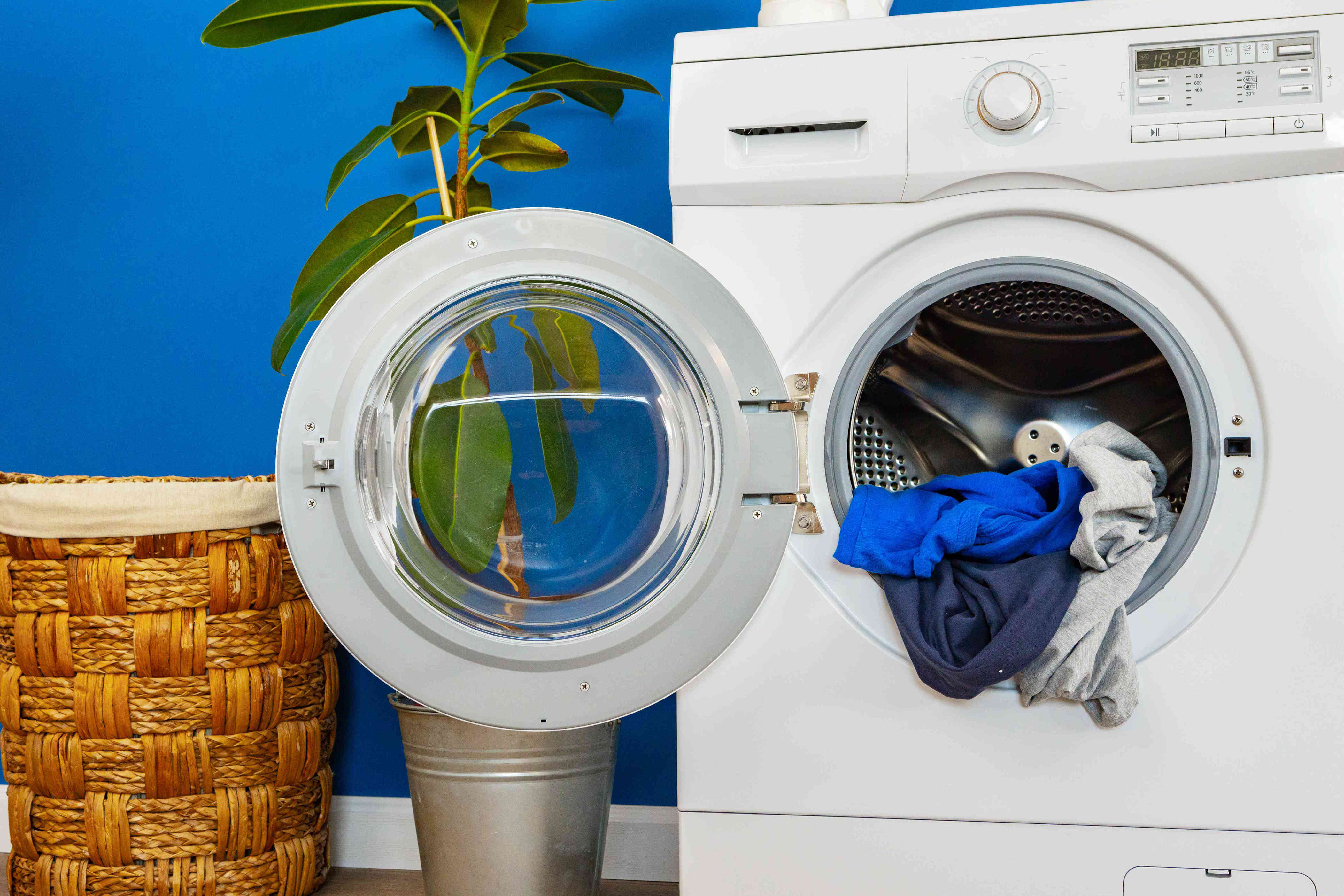 Does cold water clean clothes as well as hot? Here's what experts say