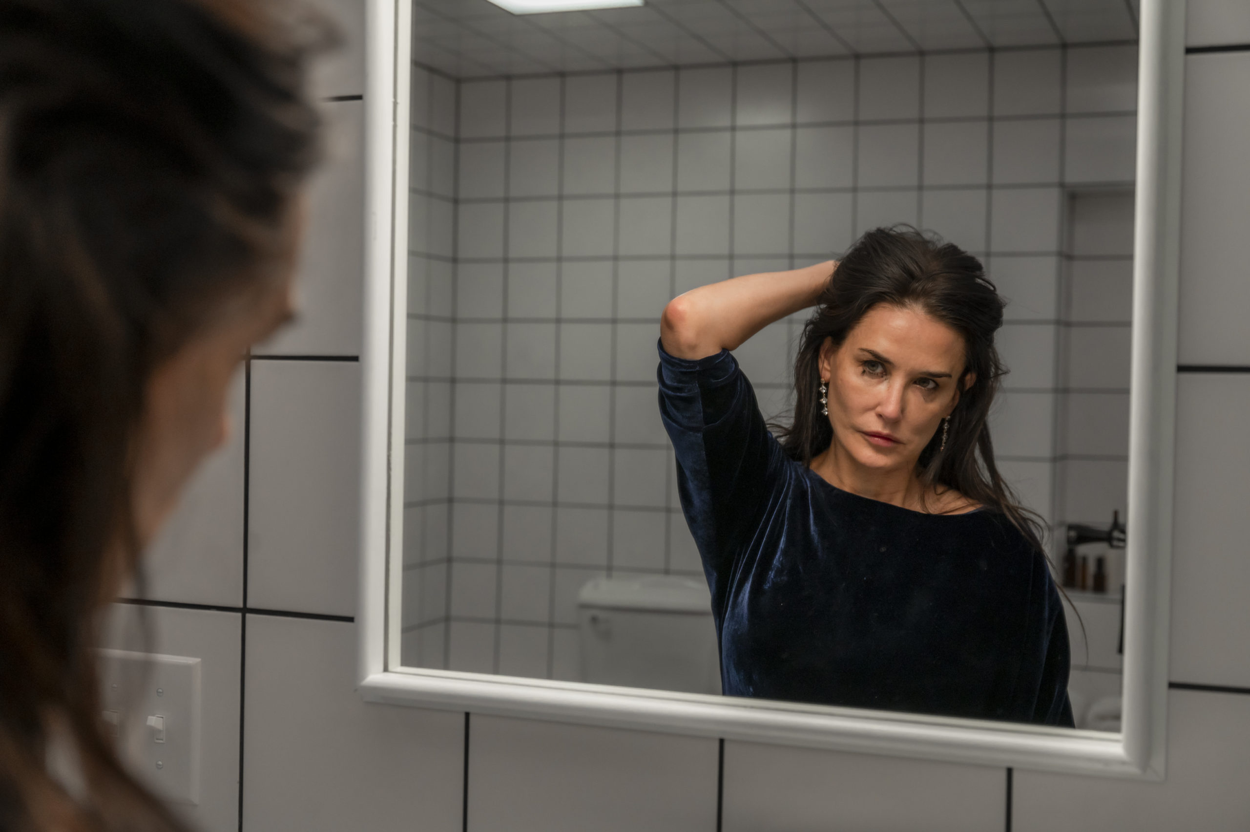 Demi Moore a Milano, il nuovo taglio fa discutere, ma è il fisico che ...
