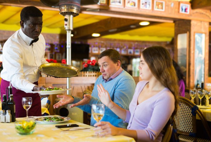 14 things you should never say to your waiter