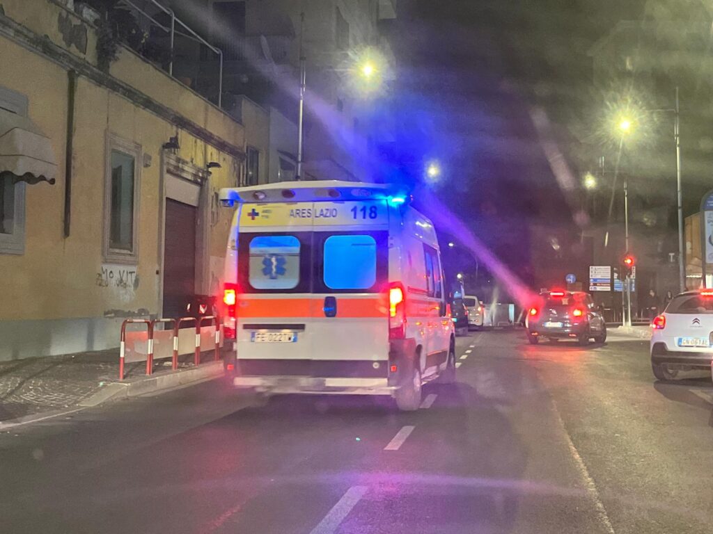 Gesto di altruismo finisce nel sangue: folle stacca a morsi un dito all ...