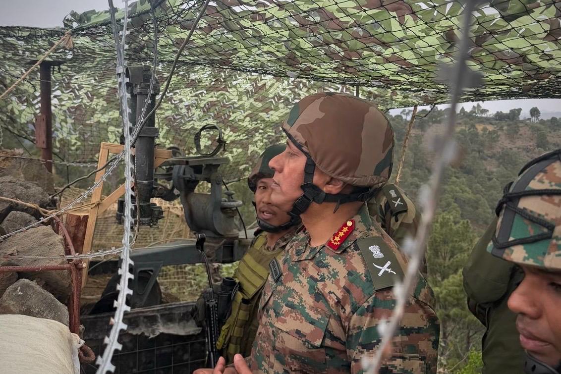 GOC Northern Command visits forward post along LoC in Rajouri