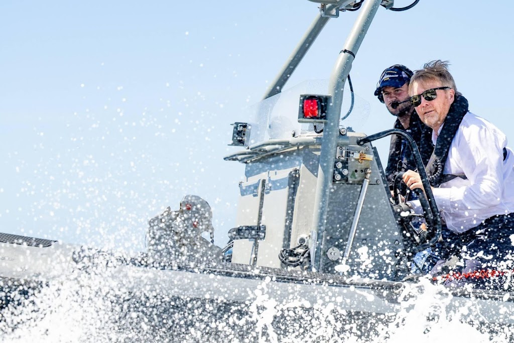 Willem-Alexander per boot naar geopolitieke briefing