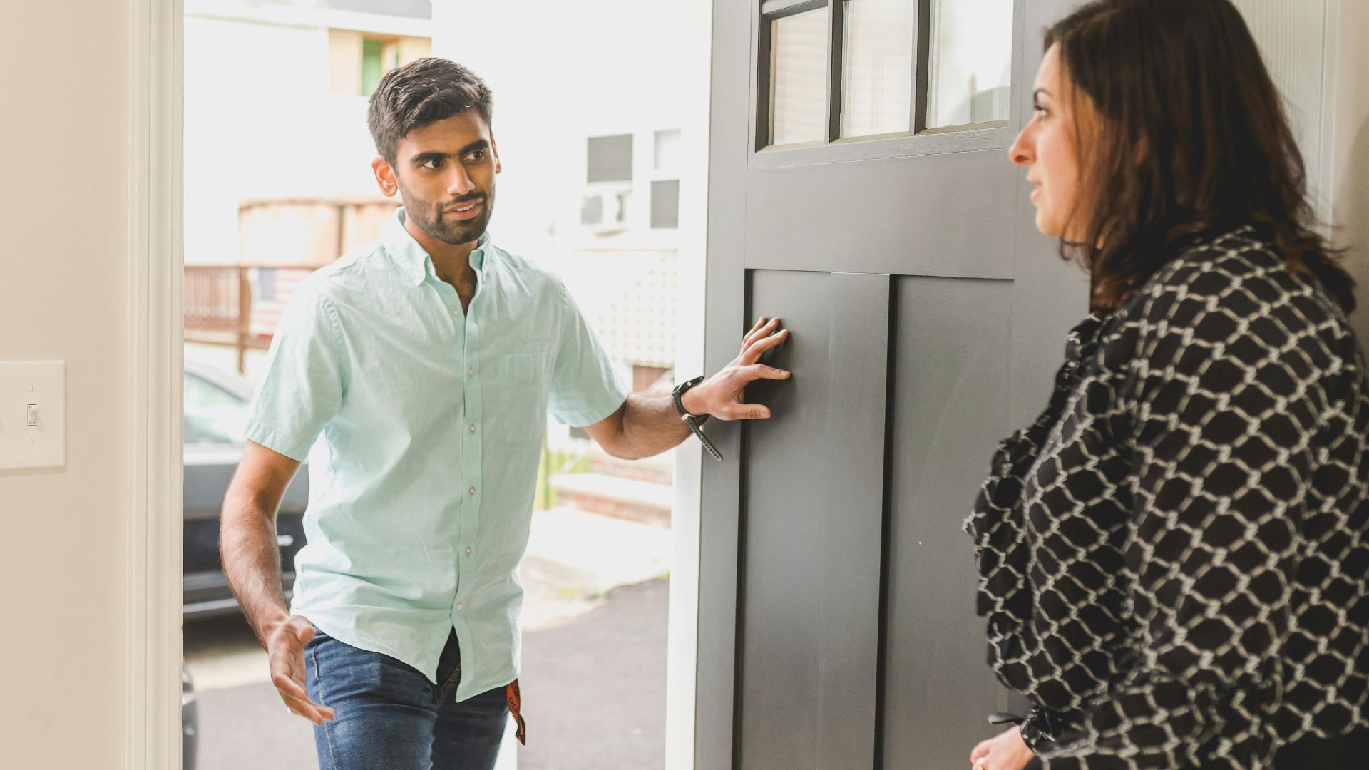20 annoying flirting habits men keep using even though women hate them