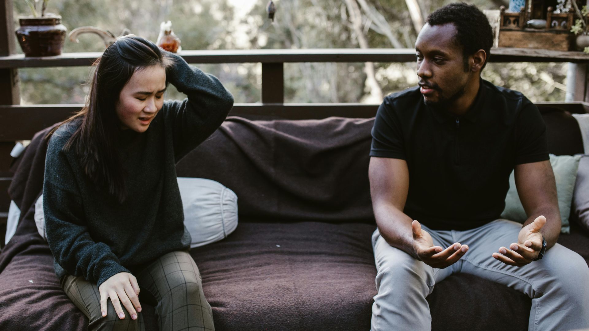 20 annoying flirting habits men keep using even though women hate them