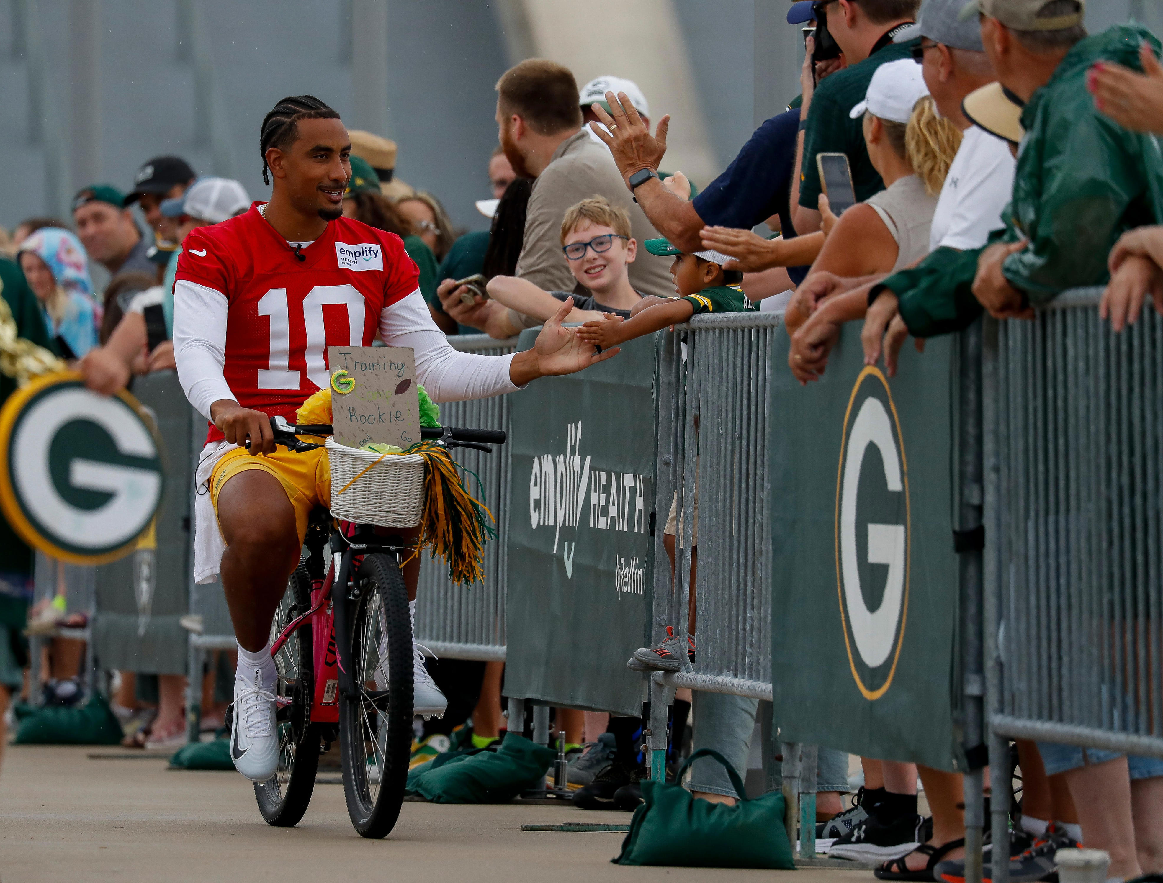Packers quarterback Jordan Love surprises UWGB women's basketball team