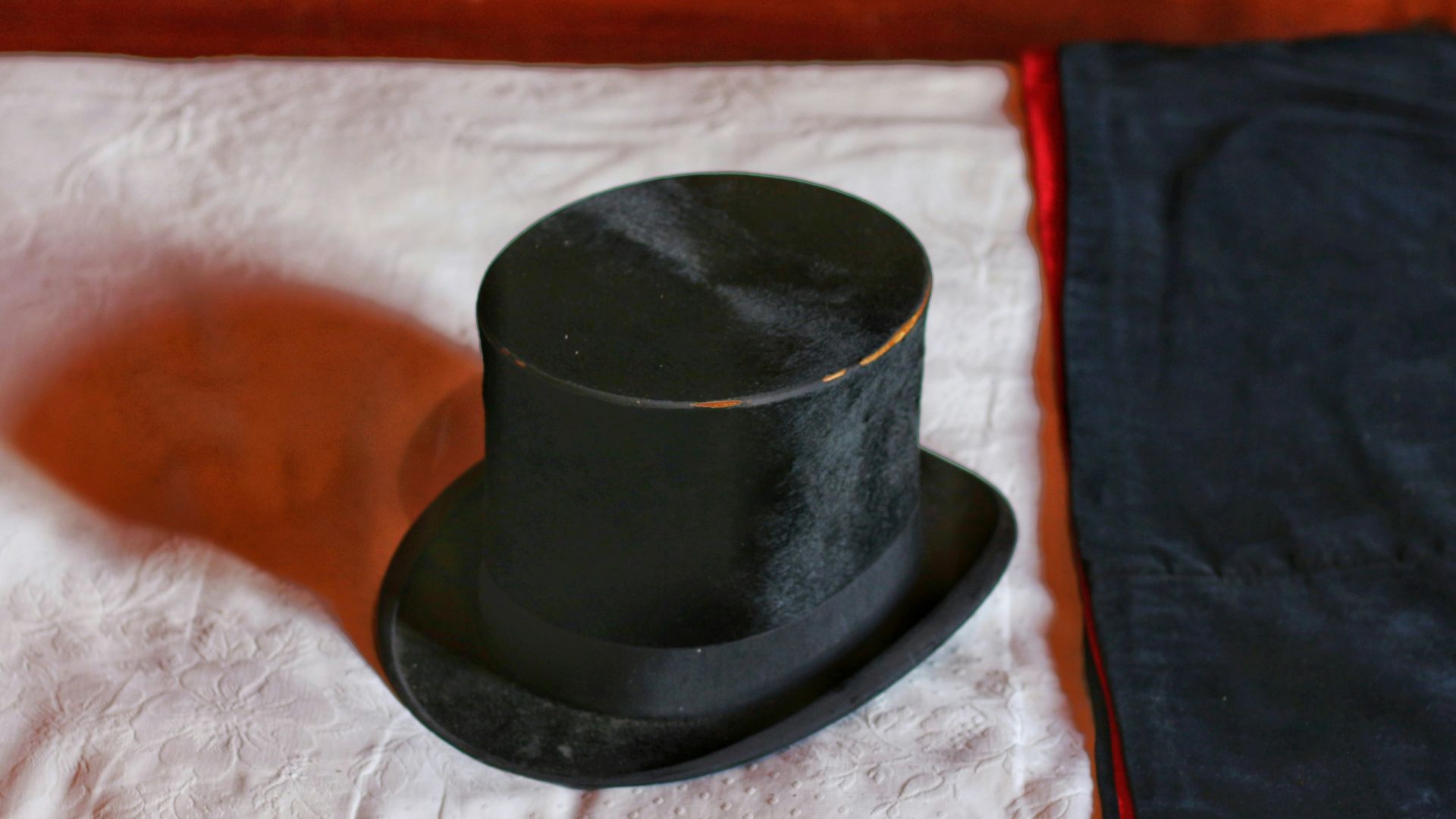 20 cursed clothing items from history